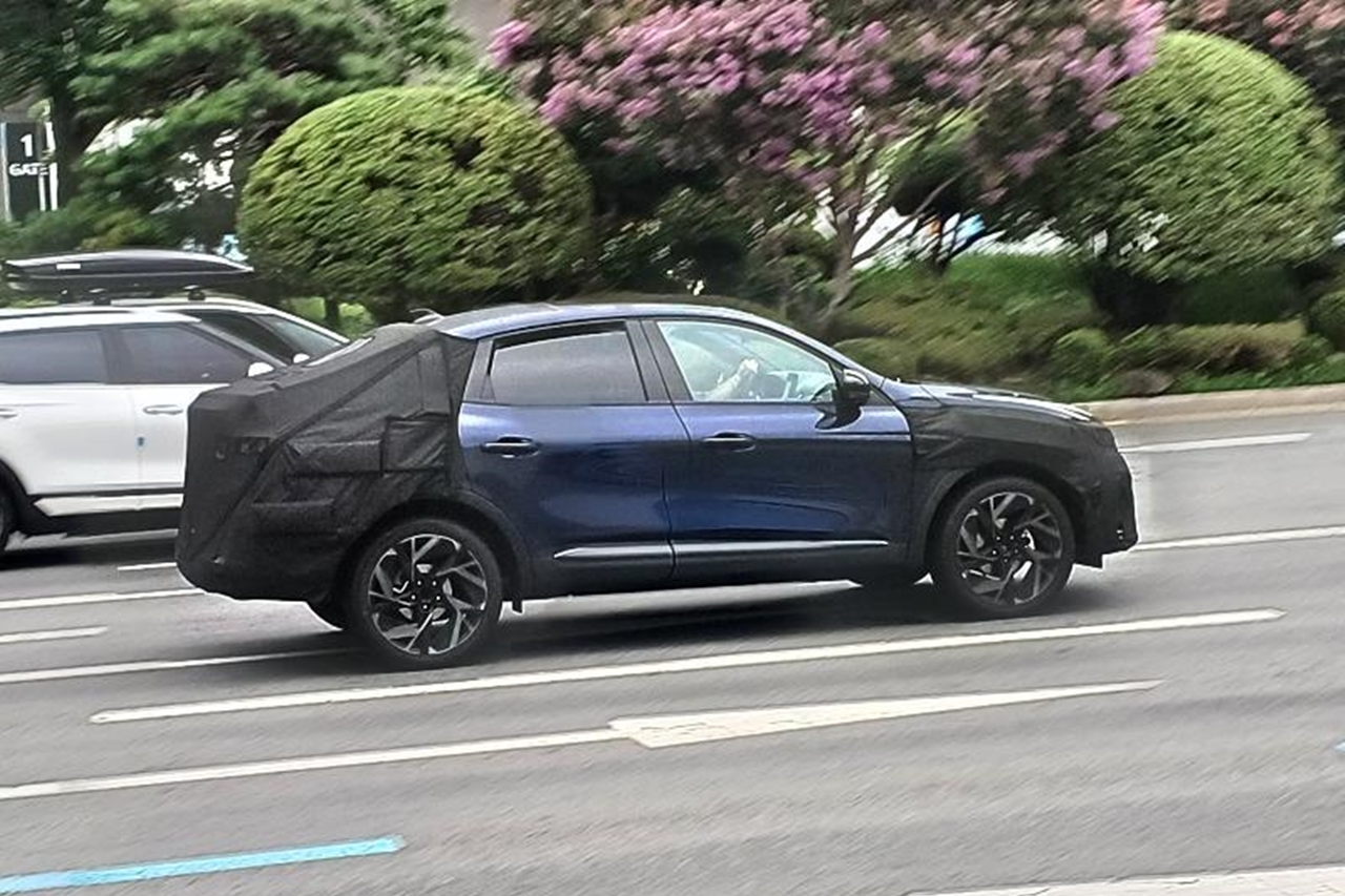 "왜 벌써 바꾸나?".. 코너에 몰린 야심작, 르노 신형 XM3 테스트카 포착