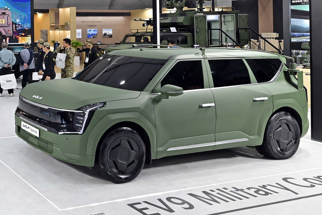 "전쟁 중에도 급속 충전 가능?"... 기아, 아덱스 2023에서 EV9 군용차량 공개