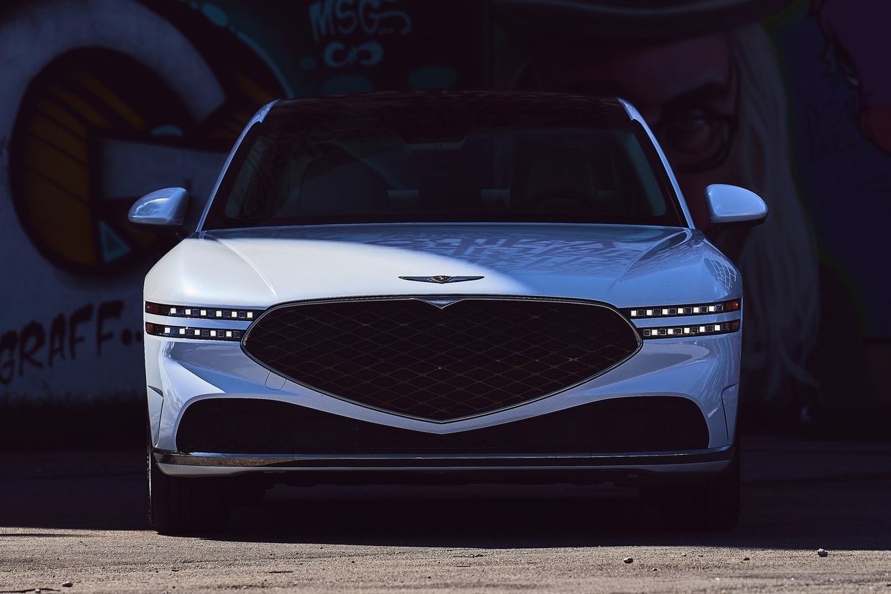 "S 클래스 살 이유가 없네".. 출시 예고 G90, 경쟁 모델에는 없는 사양 적용?