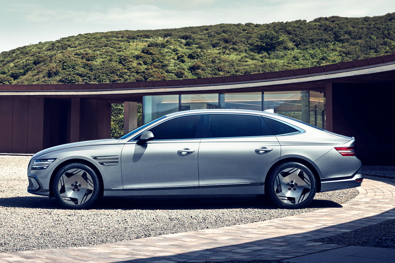 [디자인칼럼] "은은하게 드러나는 럭셔리"... 제네시스 G80 전기차