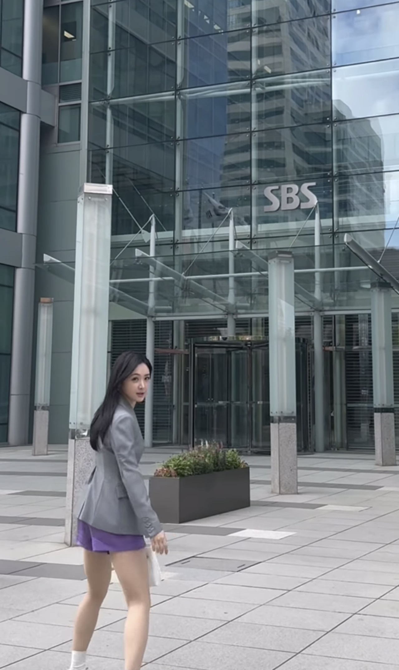 "항상 궁금했는데"... 현직 아나운서, 뉴스 진행하며 입는 하의 공개 '반전'