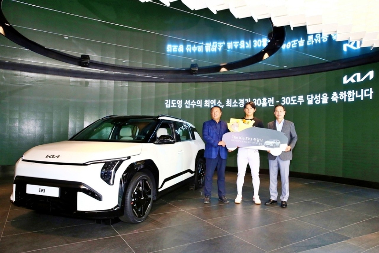 "EV3 이어 EV9"... MVP 김도영, 차만 두 대 받았다