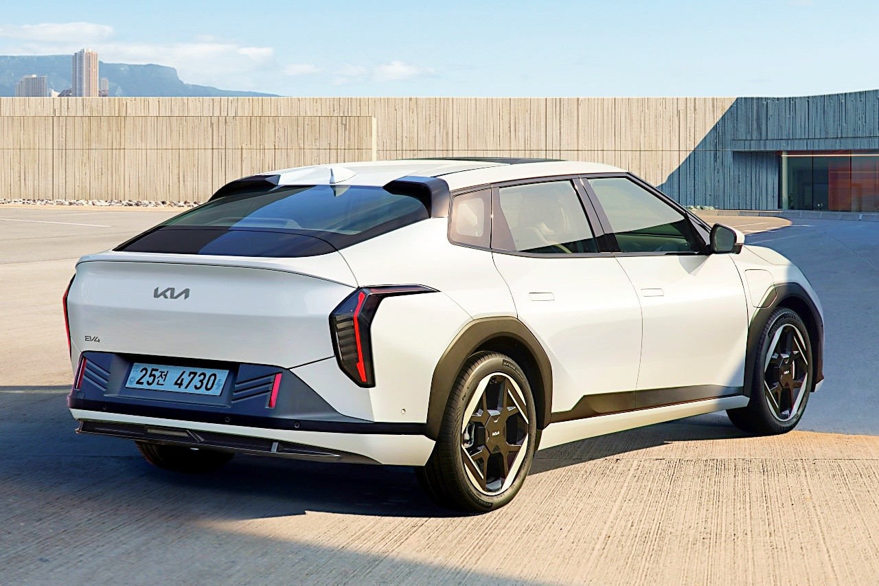 "아반떼 왜 사요?"... 기아 EV4, 역대급 우월한 특징은