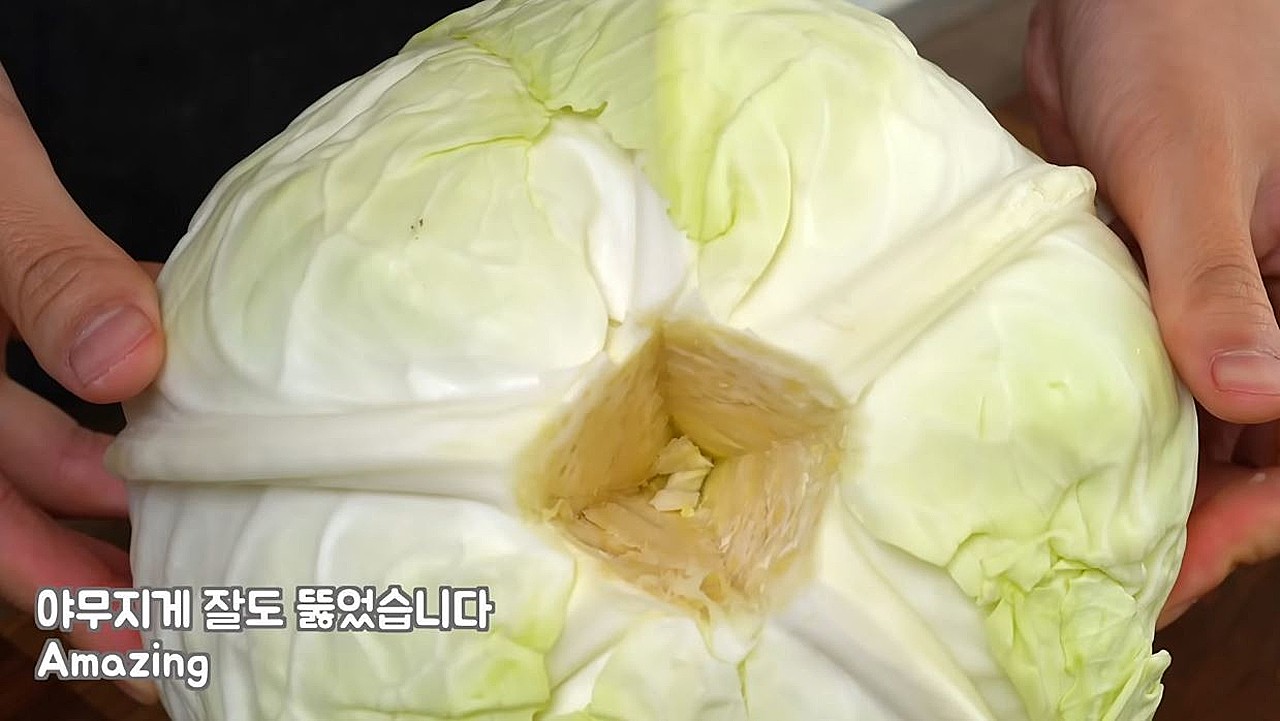 양배추 꼭지에 '끓는 물' 부었더니?... 딱 1분 만에 기적 같은 변화가 생깁니다